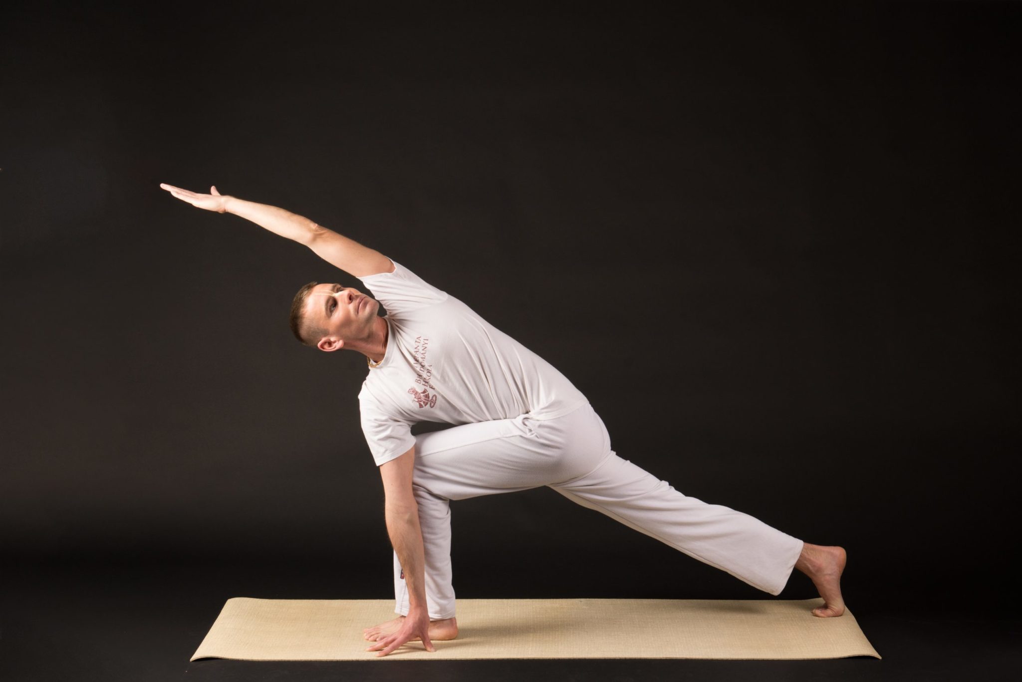 Parivṛtta-pārśvakoṇāsana - Átforduló oldalsó szögtartás - Selfness Yoga